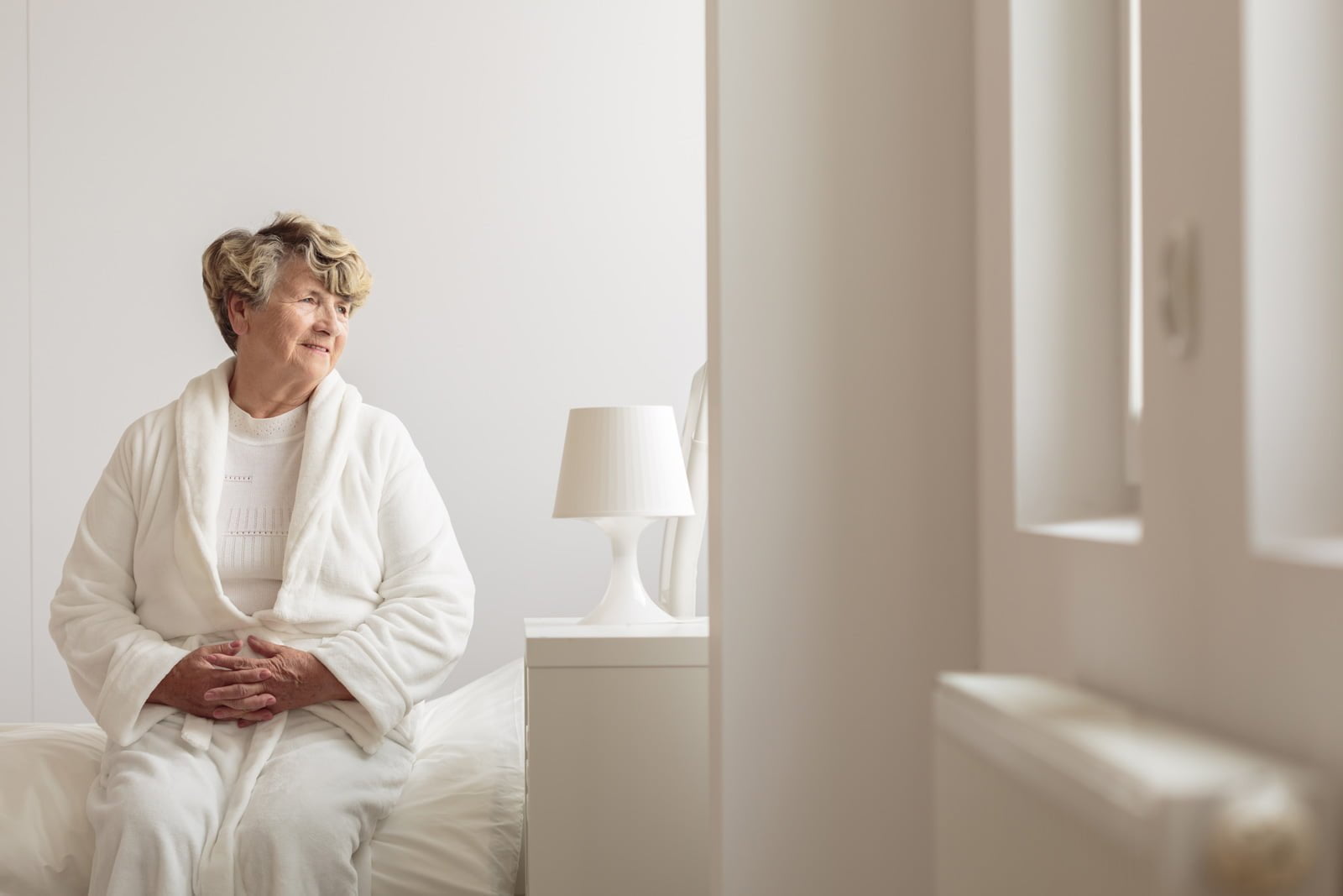 Seniorin mit milder Demenz – JAMES Shop